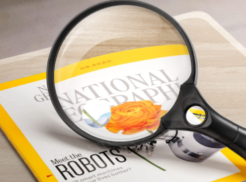 Best Magnifying Glass (With Light) for Reading Up Close